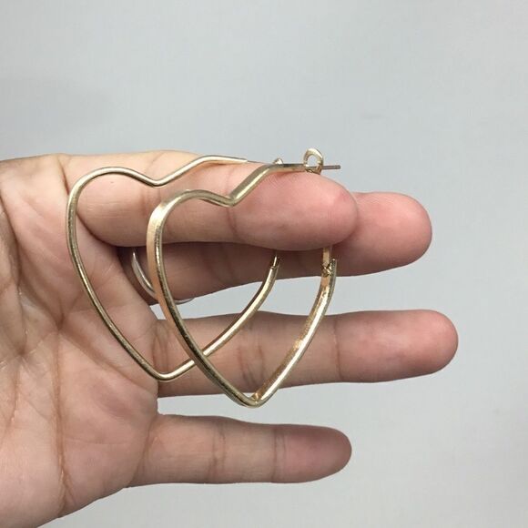 Chuns Fashion | Jewelry | Goldtonehearthoopsh5 | Poshmark